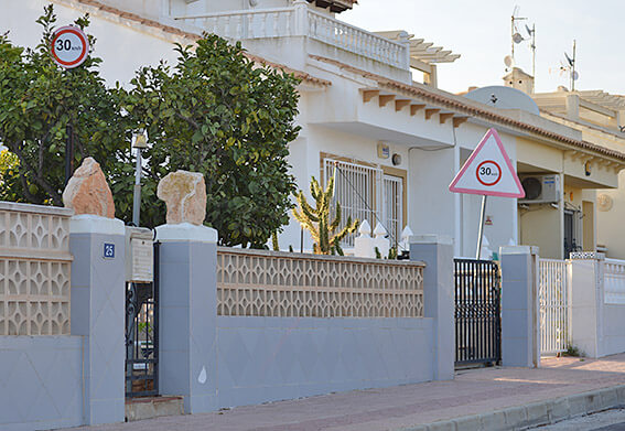 Beboere setter selv opp hjemmelagde 30-skilt i Orihuela Costa